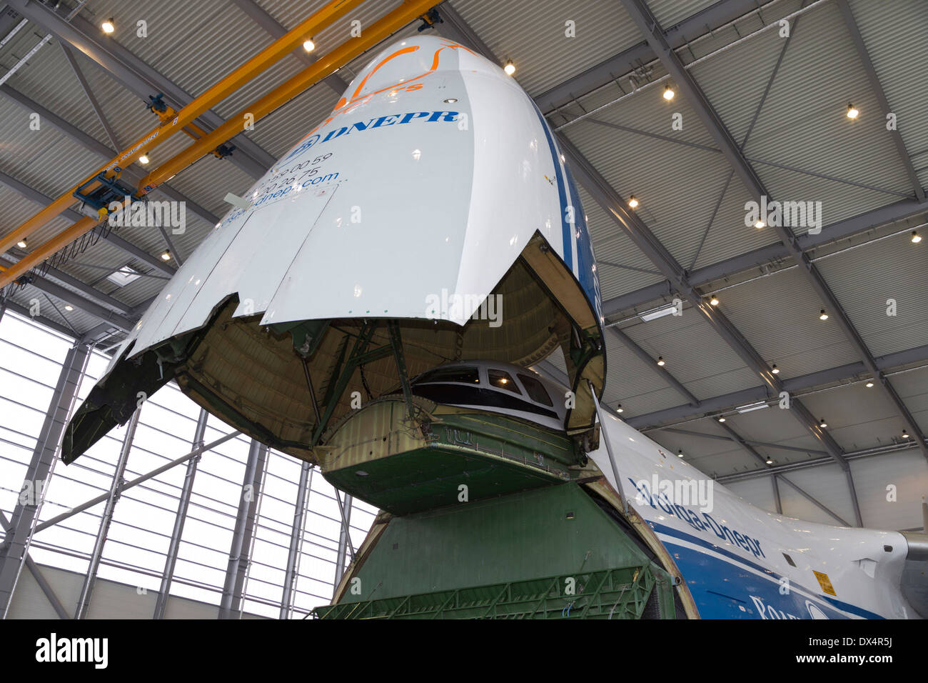 Antonov an 124 loading hi-res stock photography and images - Alamy