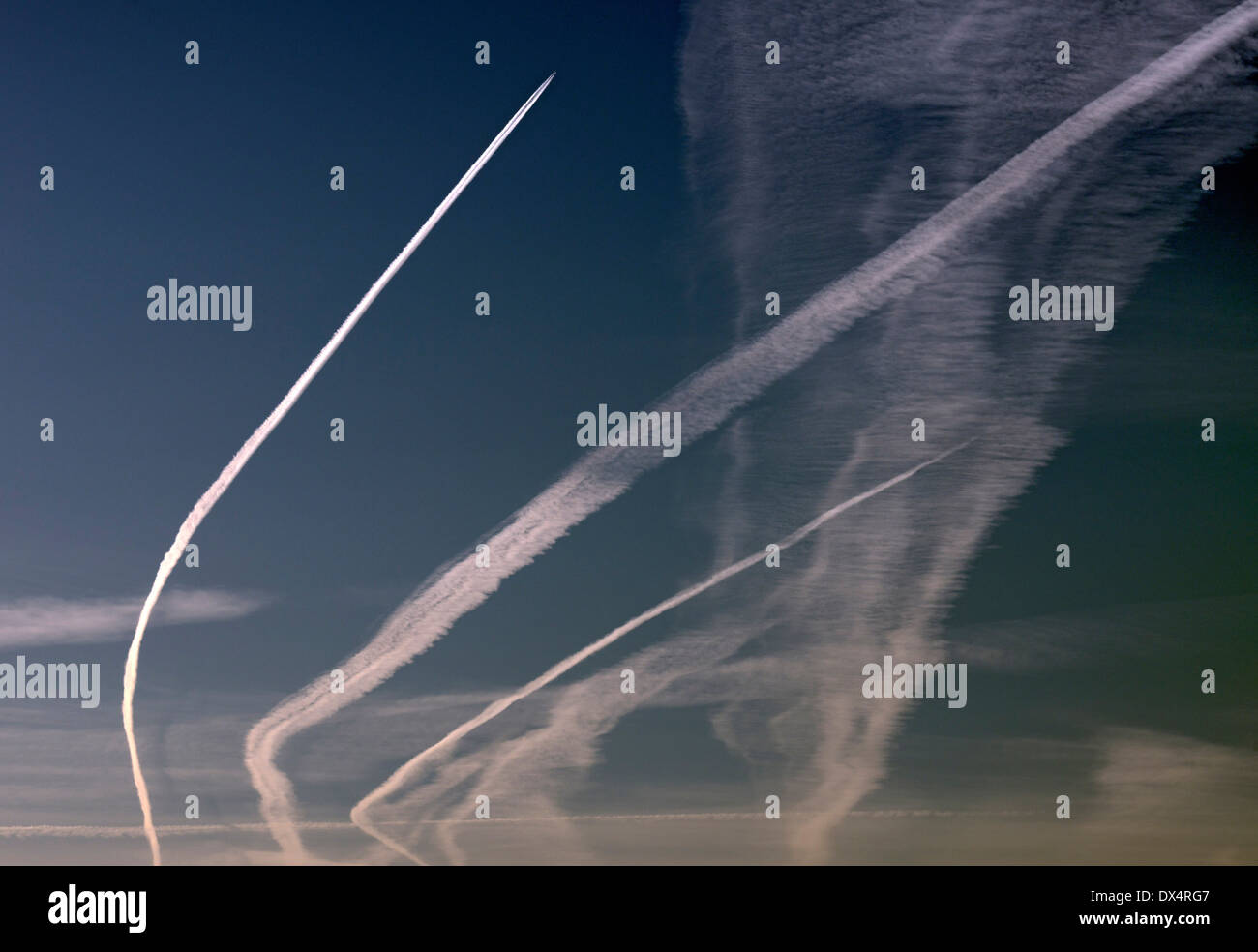 Flight routes hi-res stock photography and images - Alamy