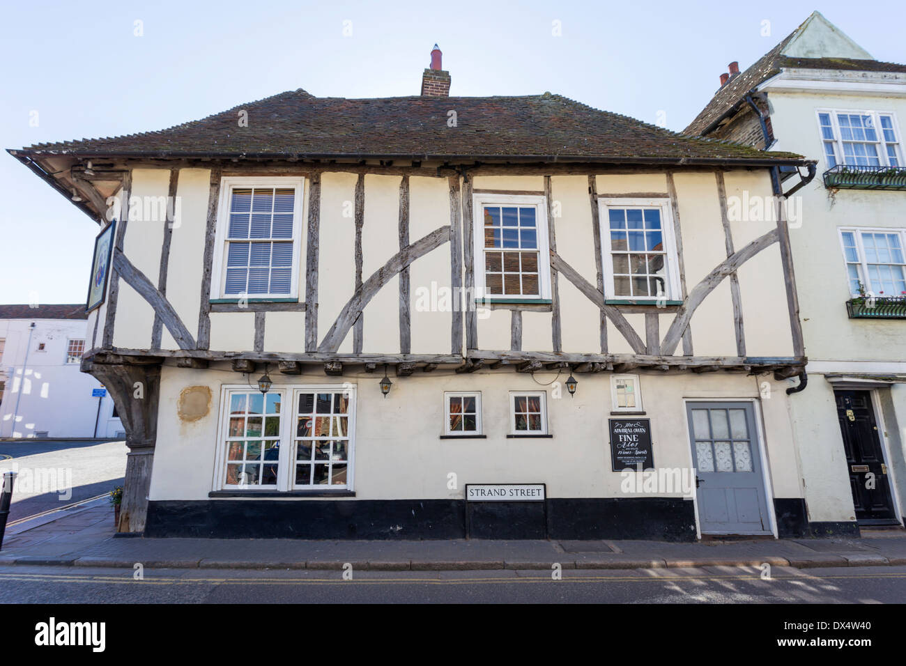 The kings arms pub hi-res stock photography and images - Alamy