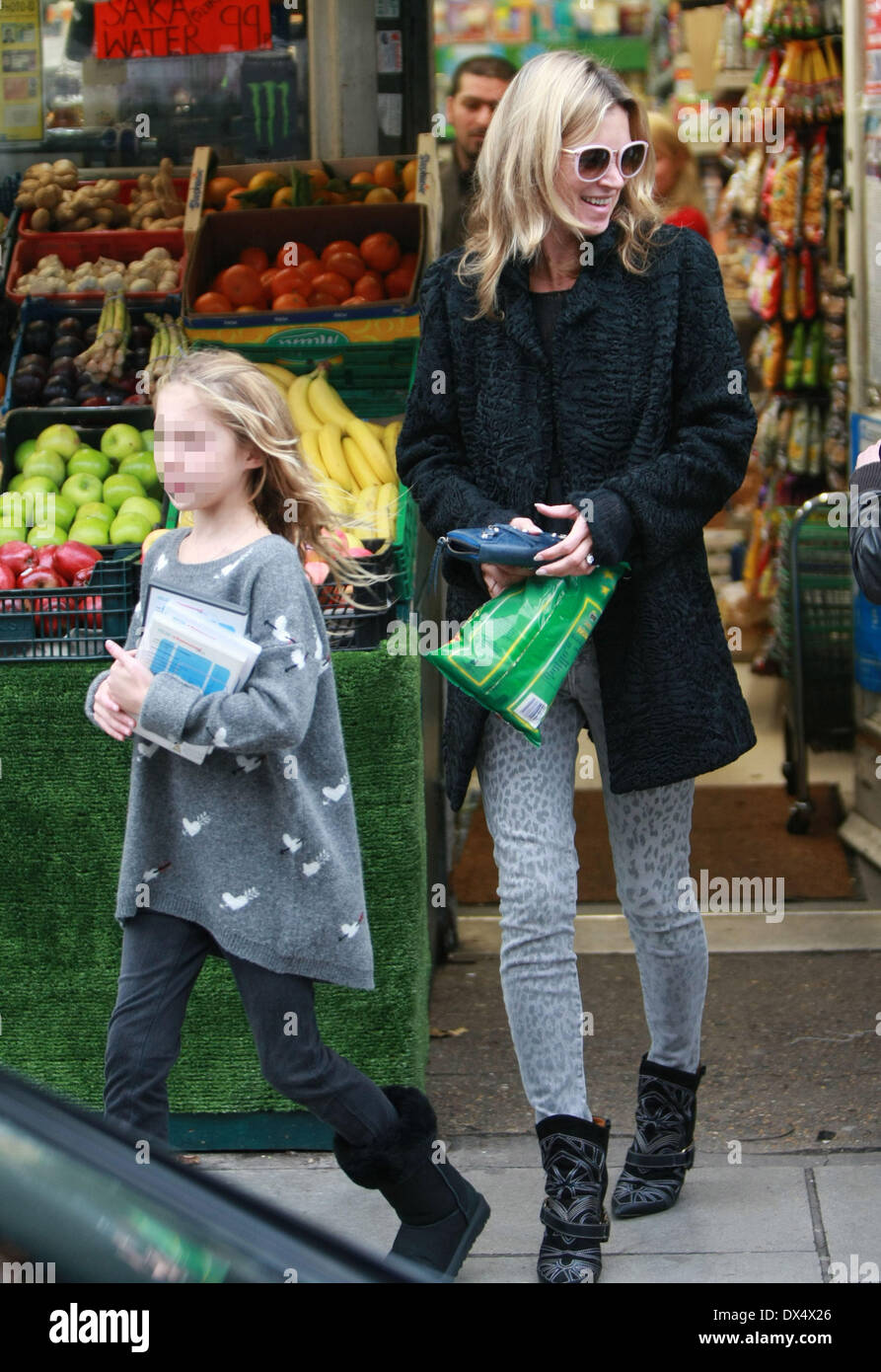 Kate Moss shopping for a DVD and popcorn with her daughter Lila London ...
