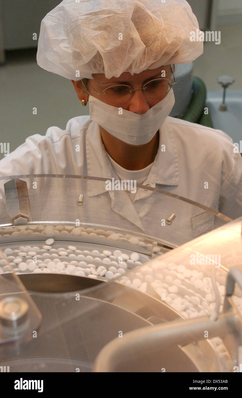 Cleanroom Worker High Resolution Stock Photography and Images - Alamy