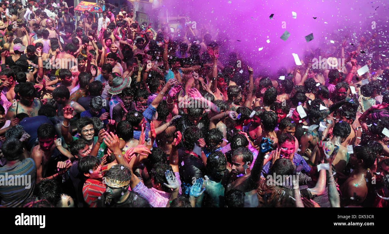 Allahabad: revellers holi festival hi-res stock photography and images ...