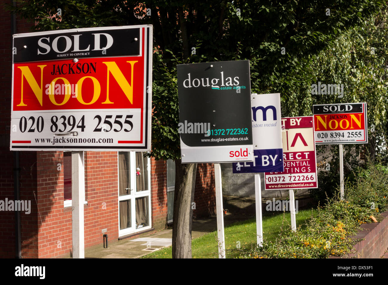 Estate agent boards hi-res stock photography and images - Alamy