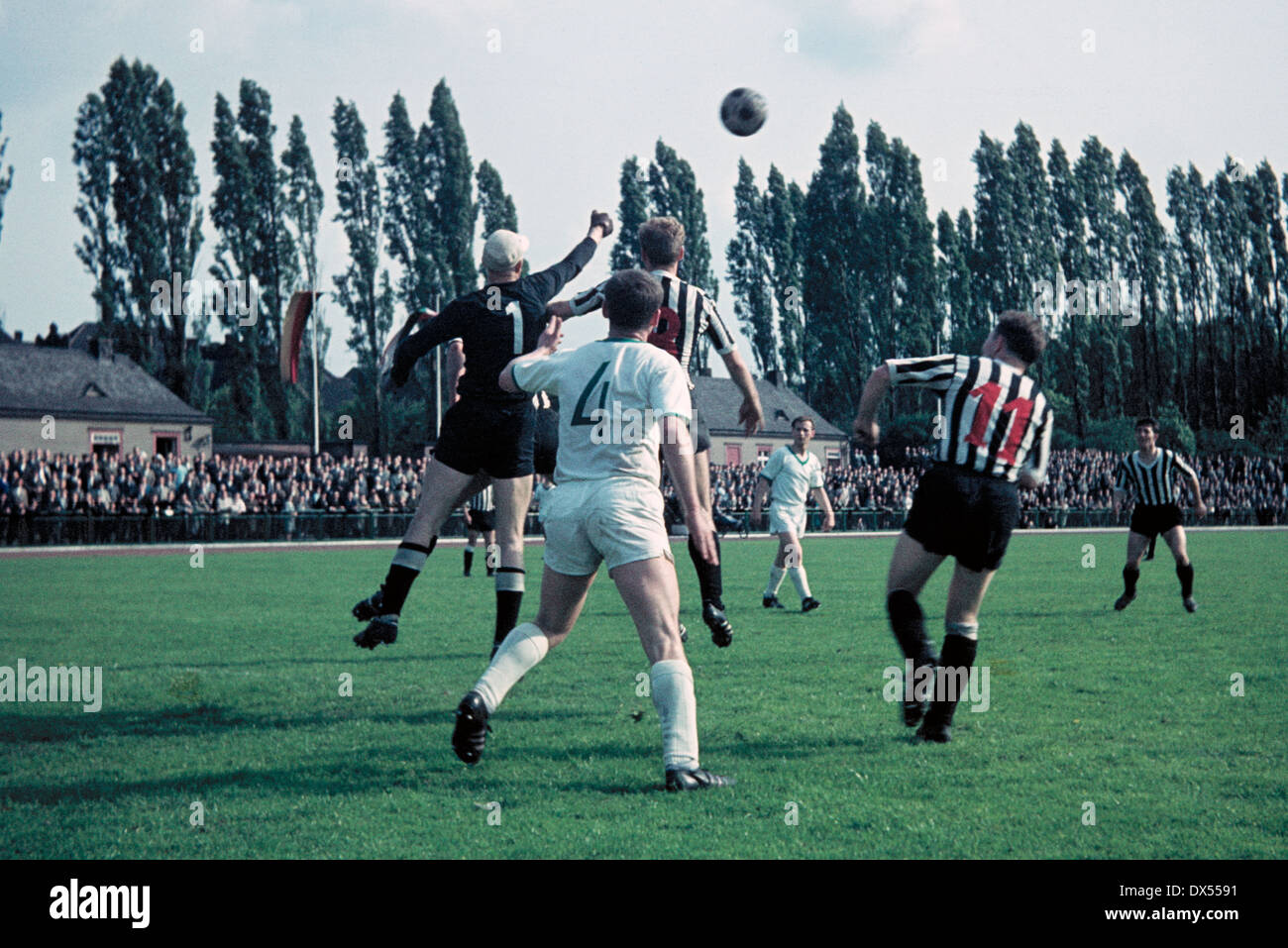 Football 1960s footballers hi-res stock photography and images - Alamy