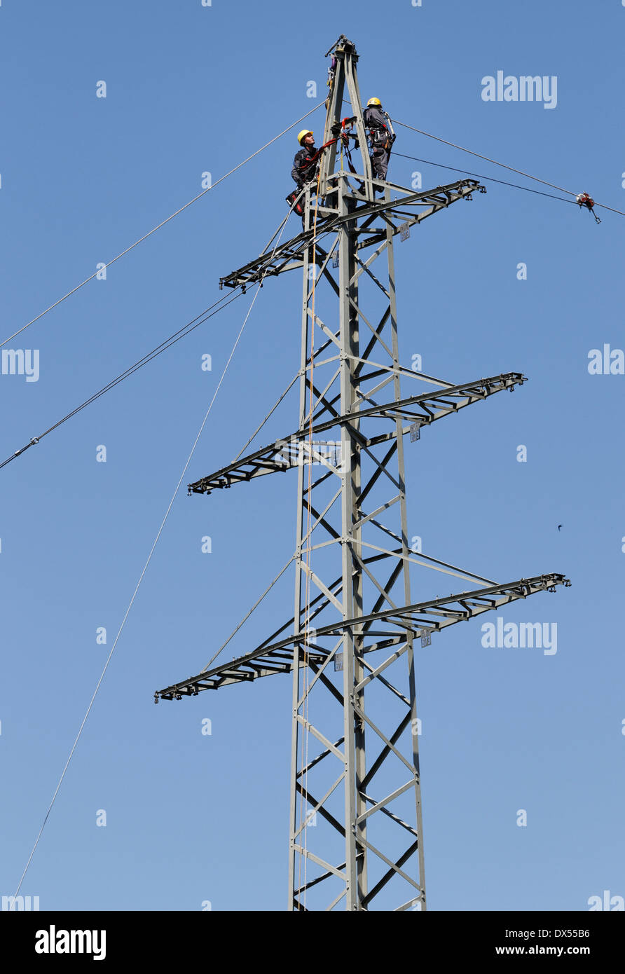 Overhead line hi-res stock photography and images - Alamy