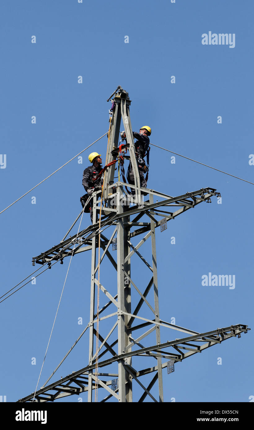 Overhead line hi-res stock photography and images - Alamy