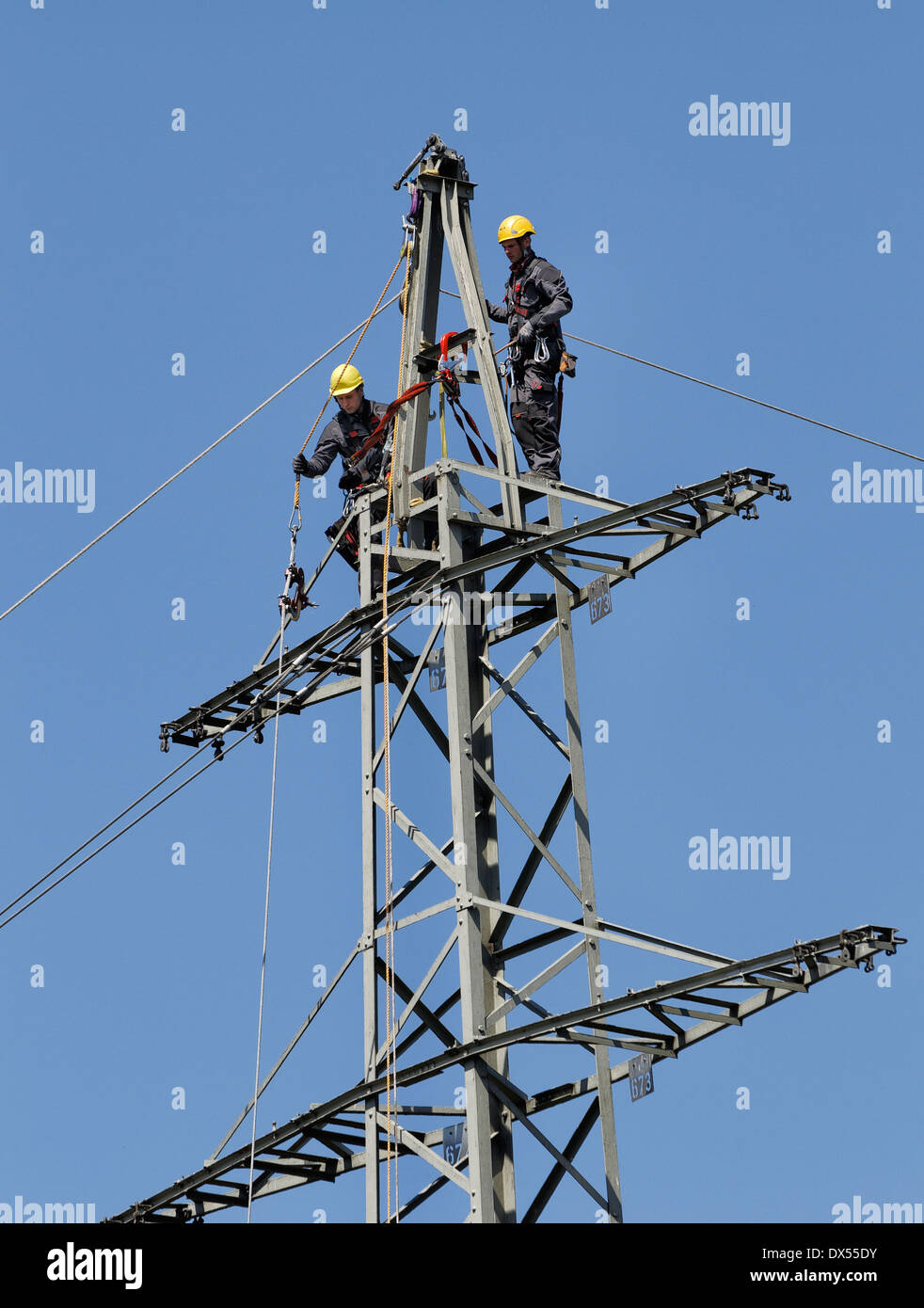 Overhead line hi-res stock photography and images - Alamy