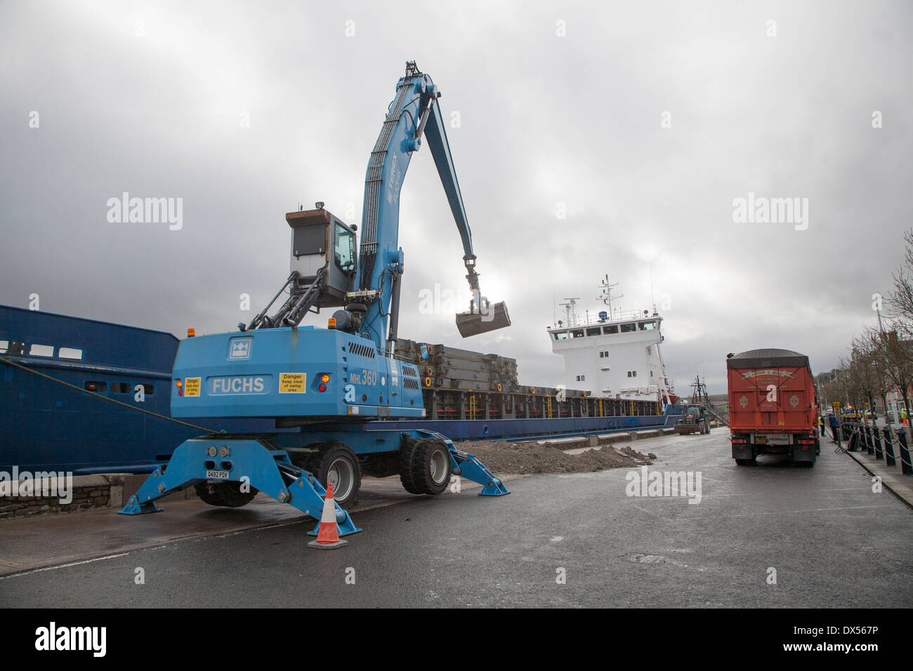 Ship trucks loading hi-res stock photography and images - Alamy