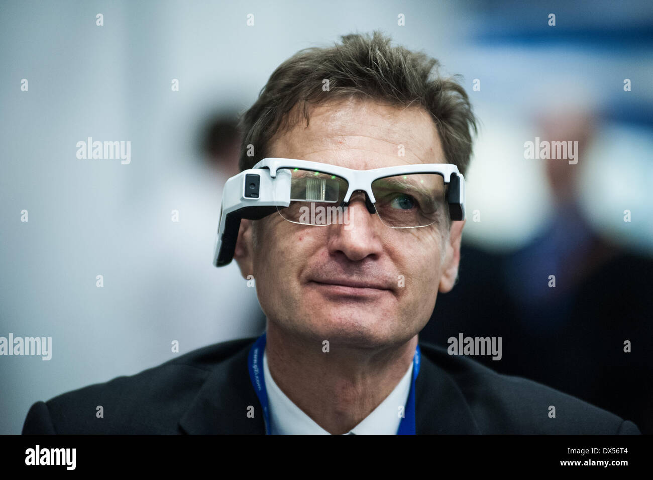 Smart glasses ora hi-res stock photography and images - Alamy