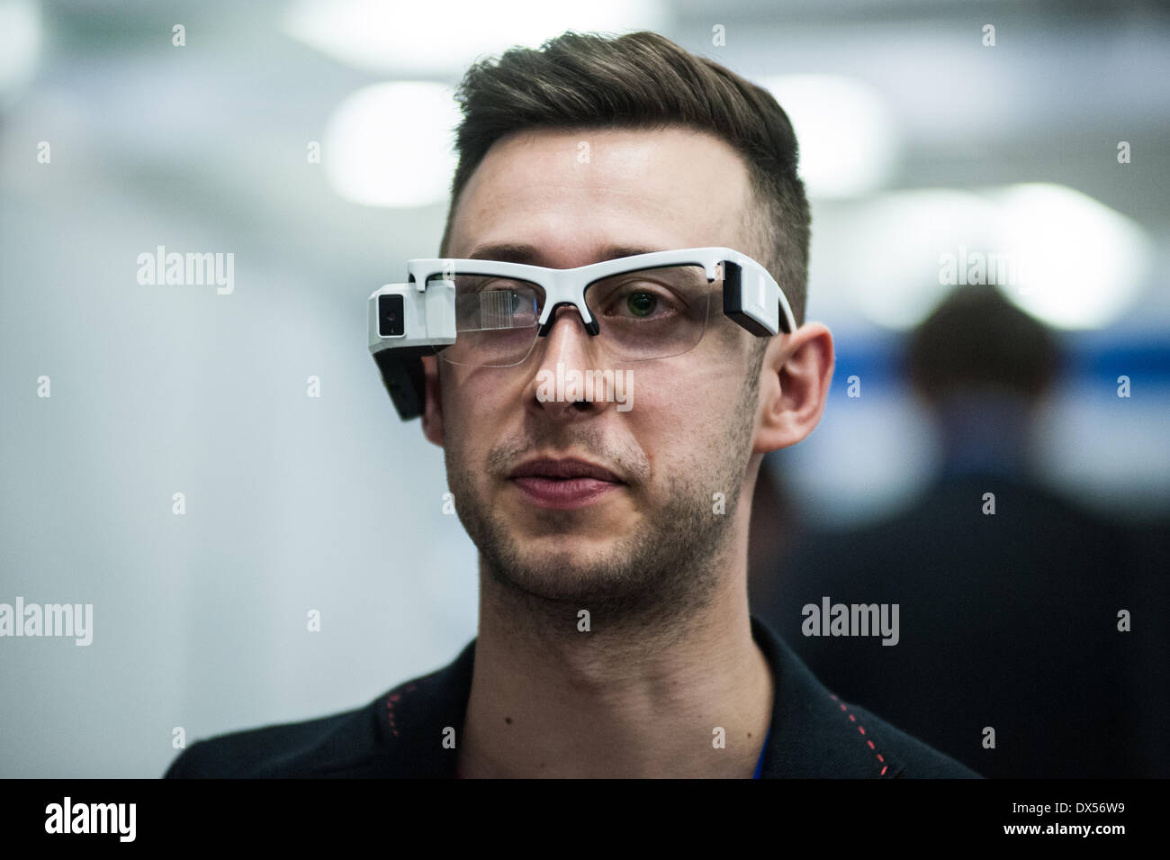 Smart glasses ora hi-res stock photography and images - Alamy