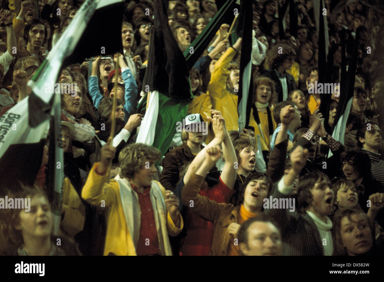 Football fans england 1970s hi-res stock photography and images - Alamy