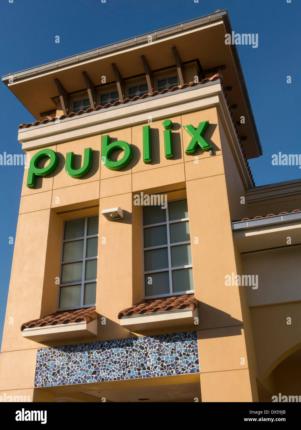 Publix super market exterior hi-res stock photography and images - Alamy