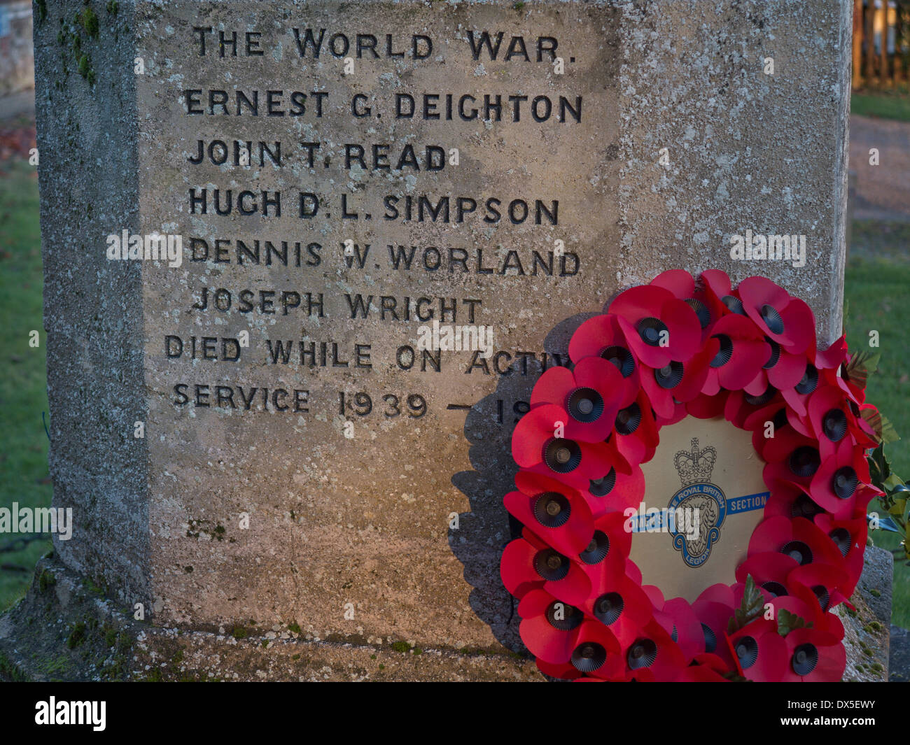 Poppy wreath at war memorial to second world war soldiers (world war II ...