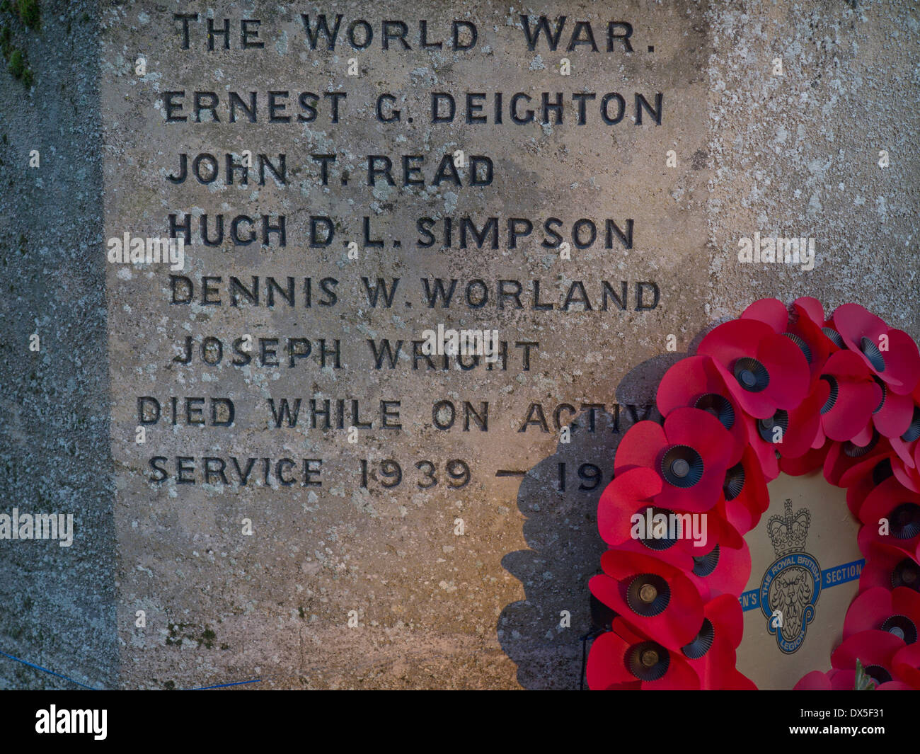 Poppy wreath at war memorial to second world war soldiers (world war II ...