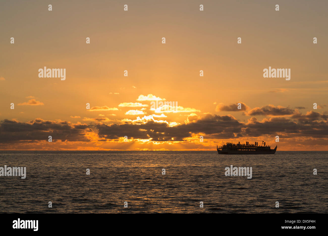 Oahu sunset cruise hi-res stock photography and images - Alamy