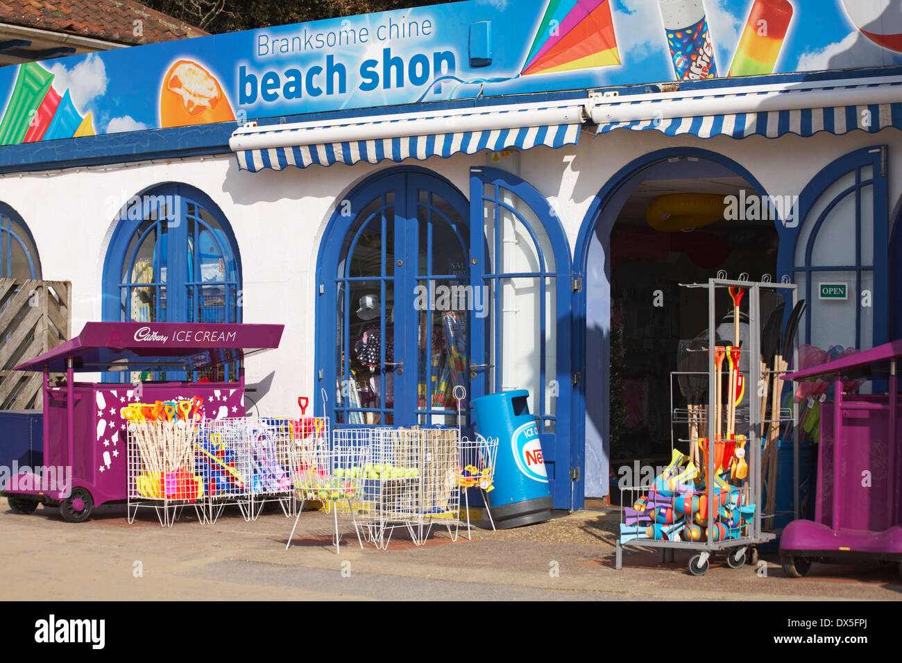 Beach shop hi-res stock photography and images - Alamy