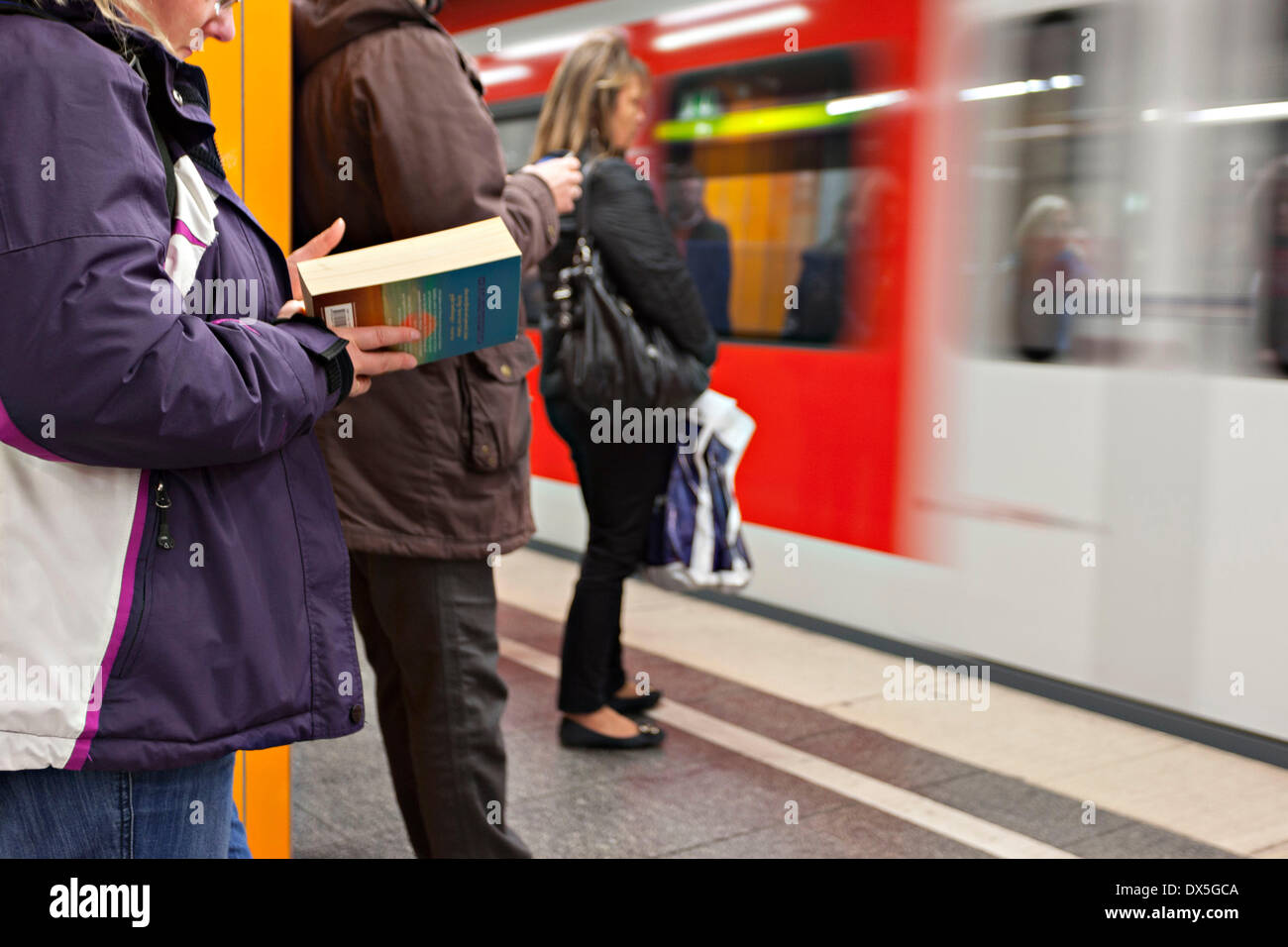 Bahnsteig frau hi-res stock photography and images - Alamy