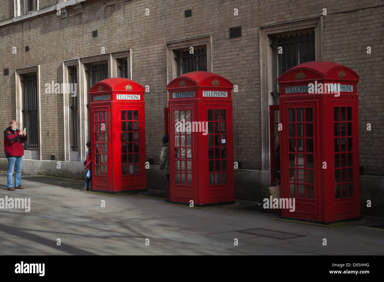 Red telephone boxes hi-res stock photography and images - Alamy