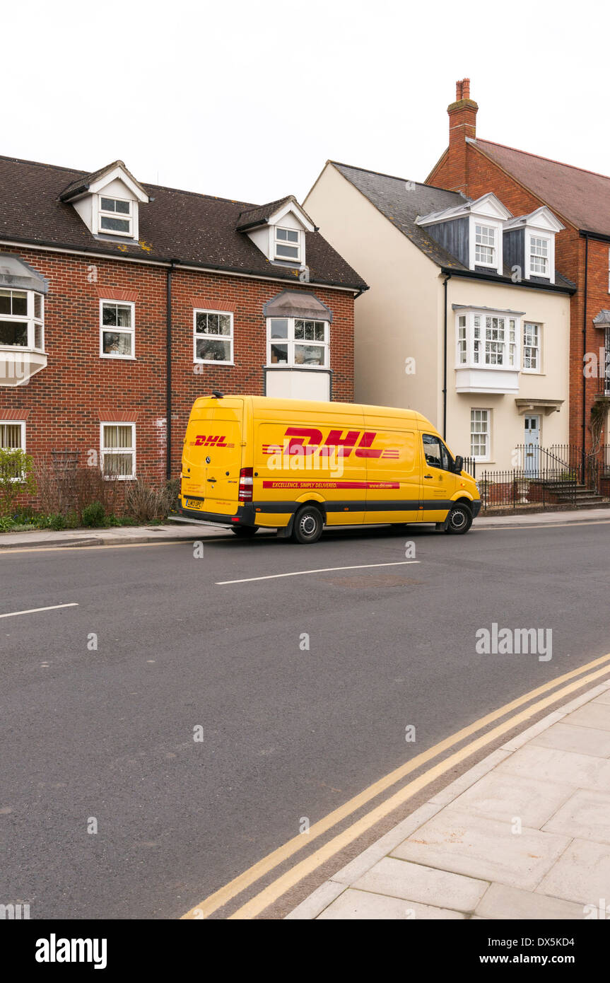Uk parcels delivery house hi-res stock photography and images - Alamy