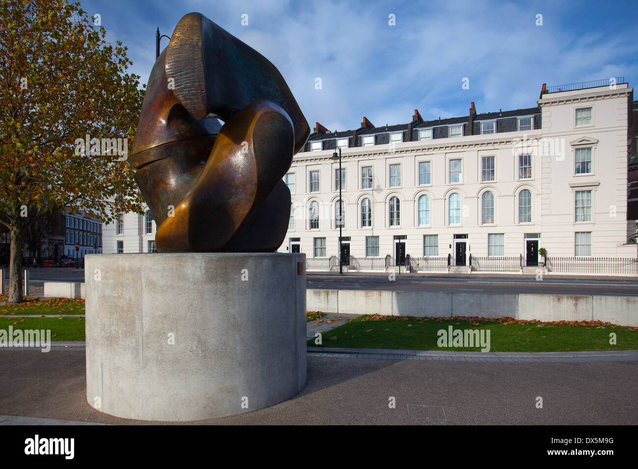 Henry moore sculpture london hi-res stock photography and images - Alamy