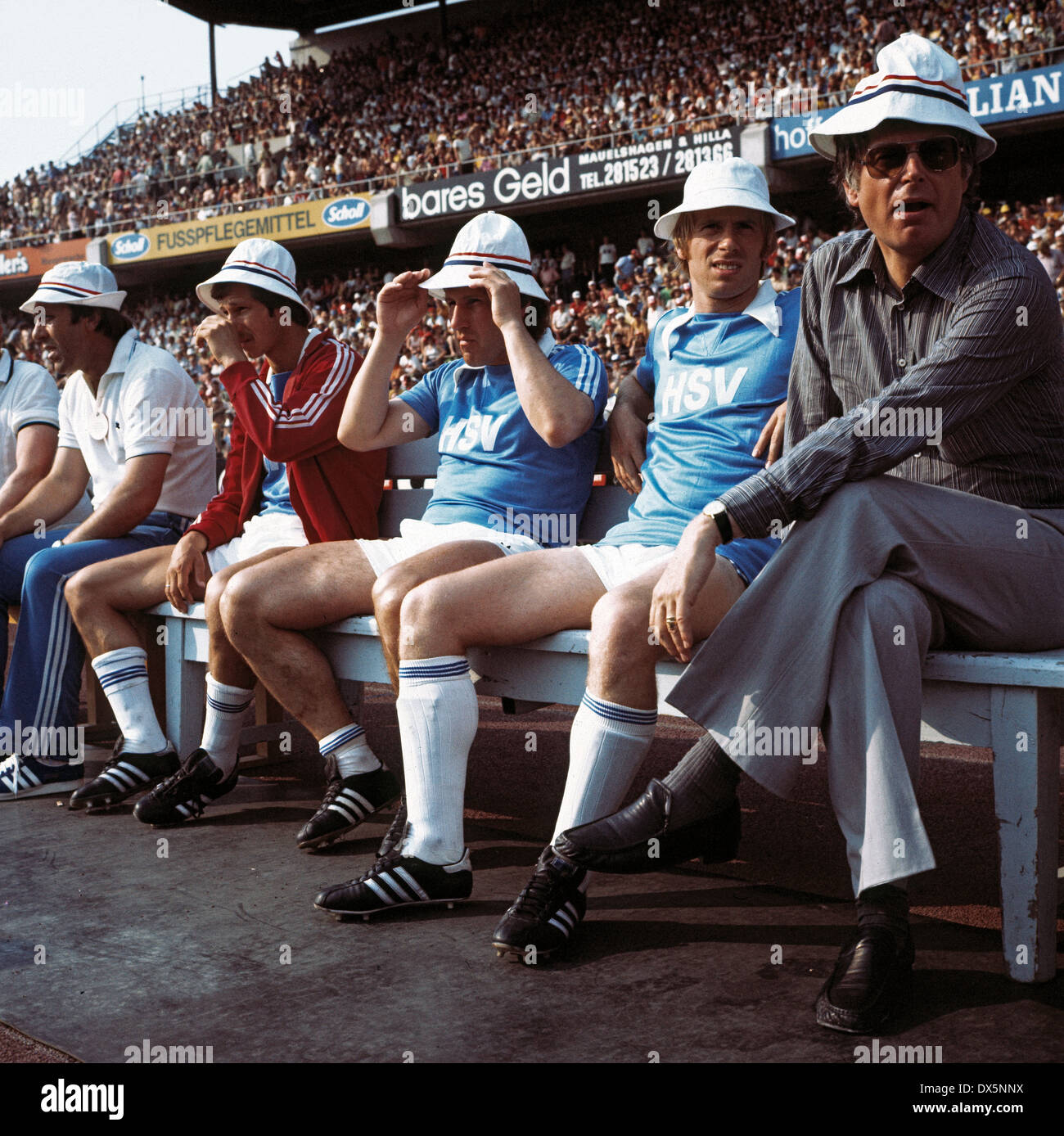 Sport football manager 1970s hi-res stock photography and images - Alamy