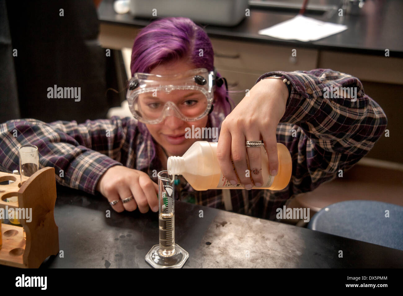 Lab aprons hi-res stock photography and images - Alamy