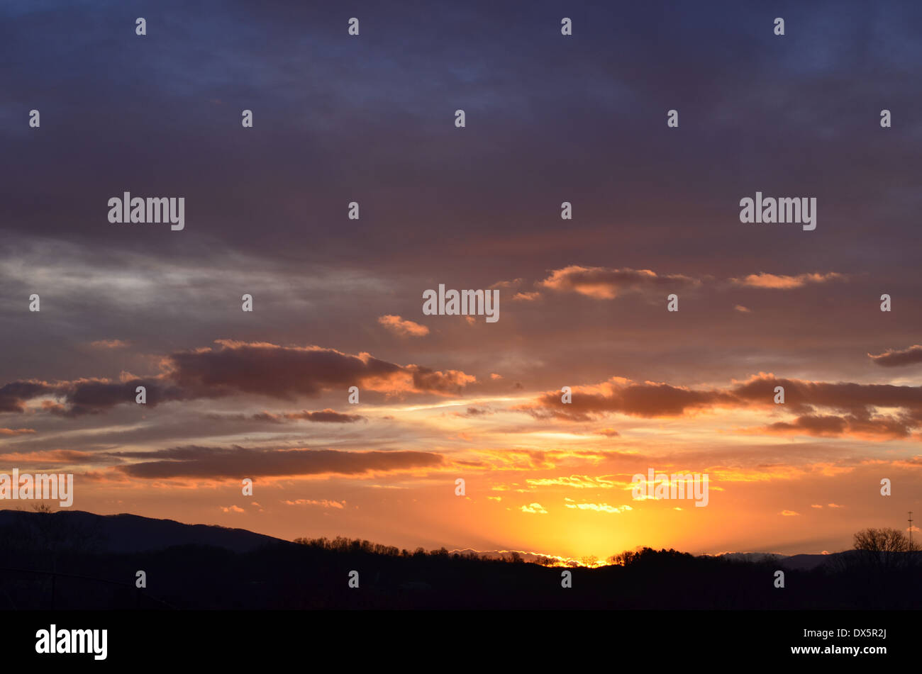 Country sunrise hi-res stock photography and images - Alamy
