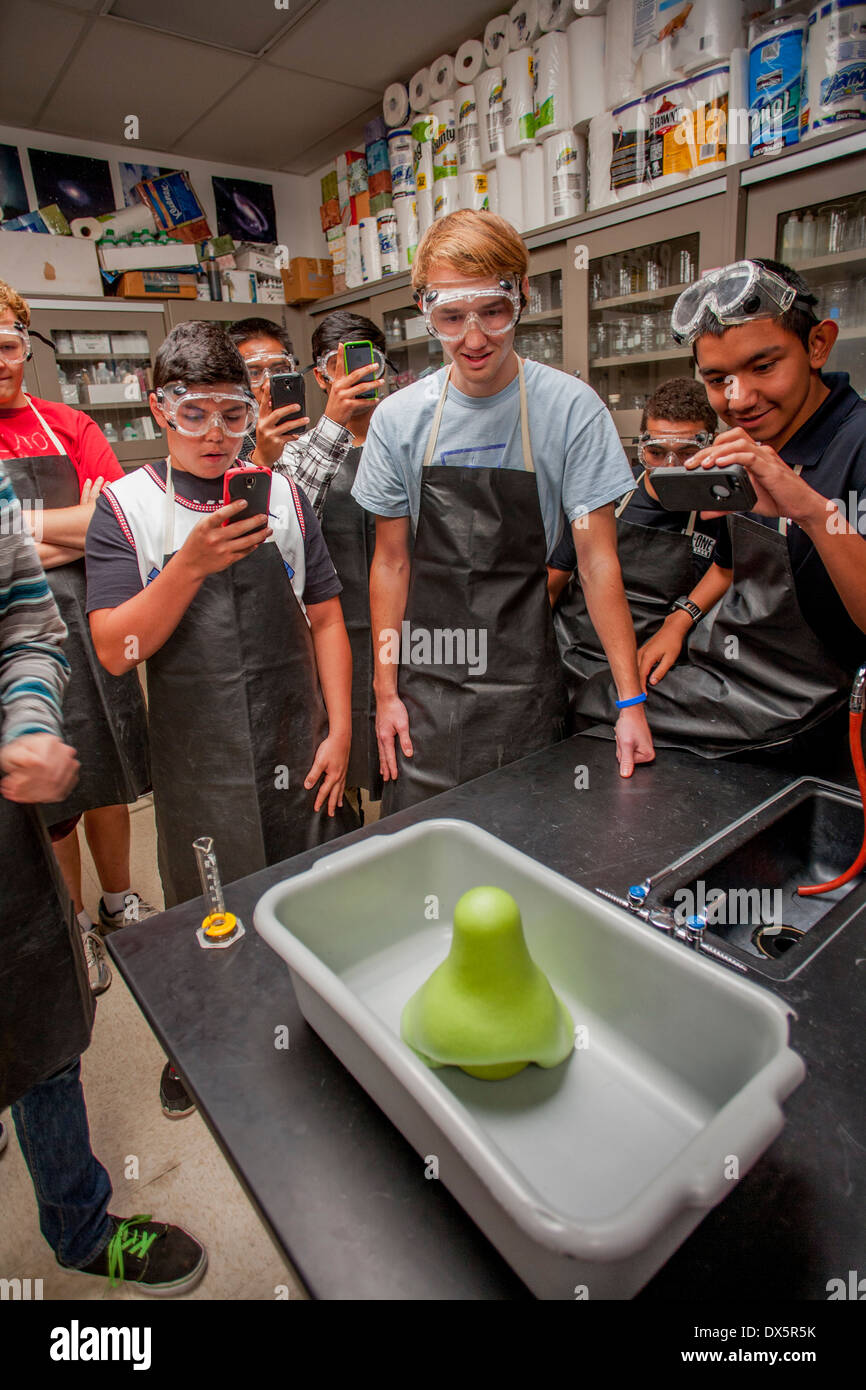 American high school science lab hi-res stock photography and images ...