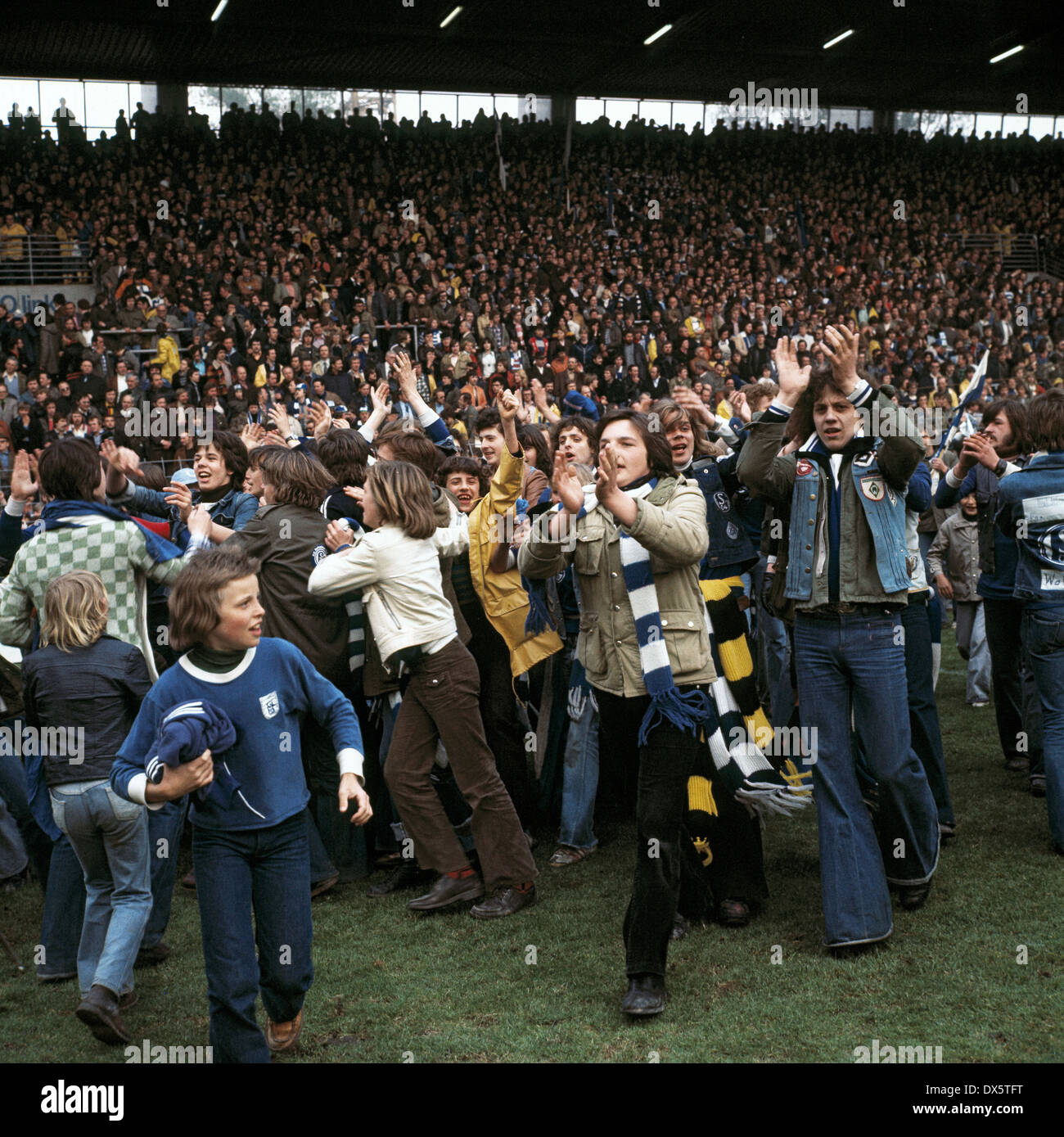 Football crowd 1970s hi-res stock photography and images - Alamy