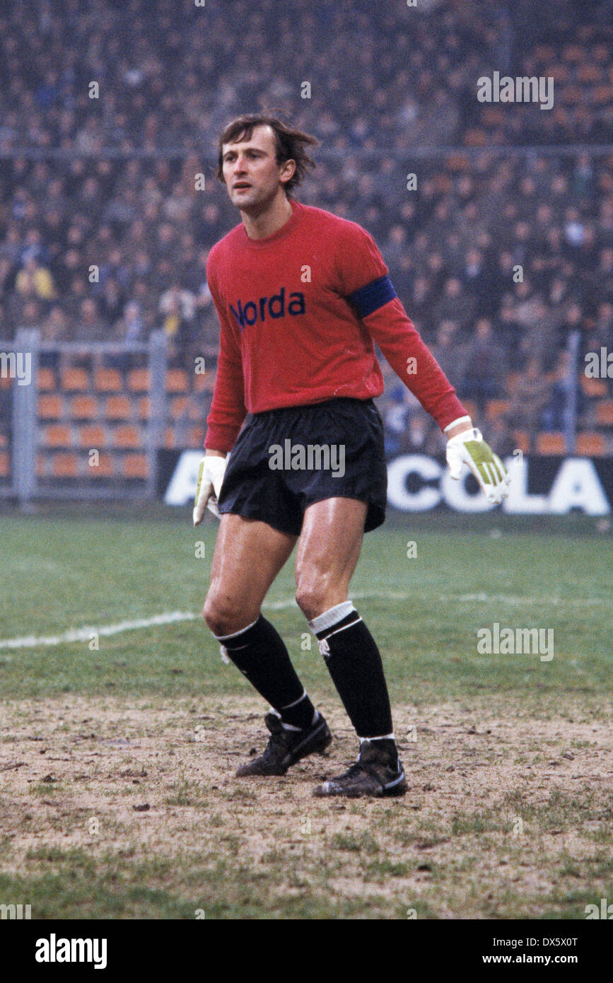 Football 1970s football goalkeepers hi-res stock photography and images ...