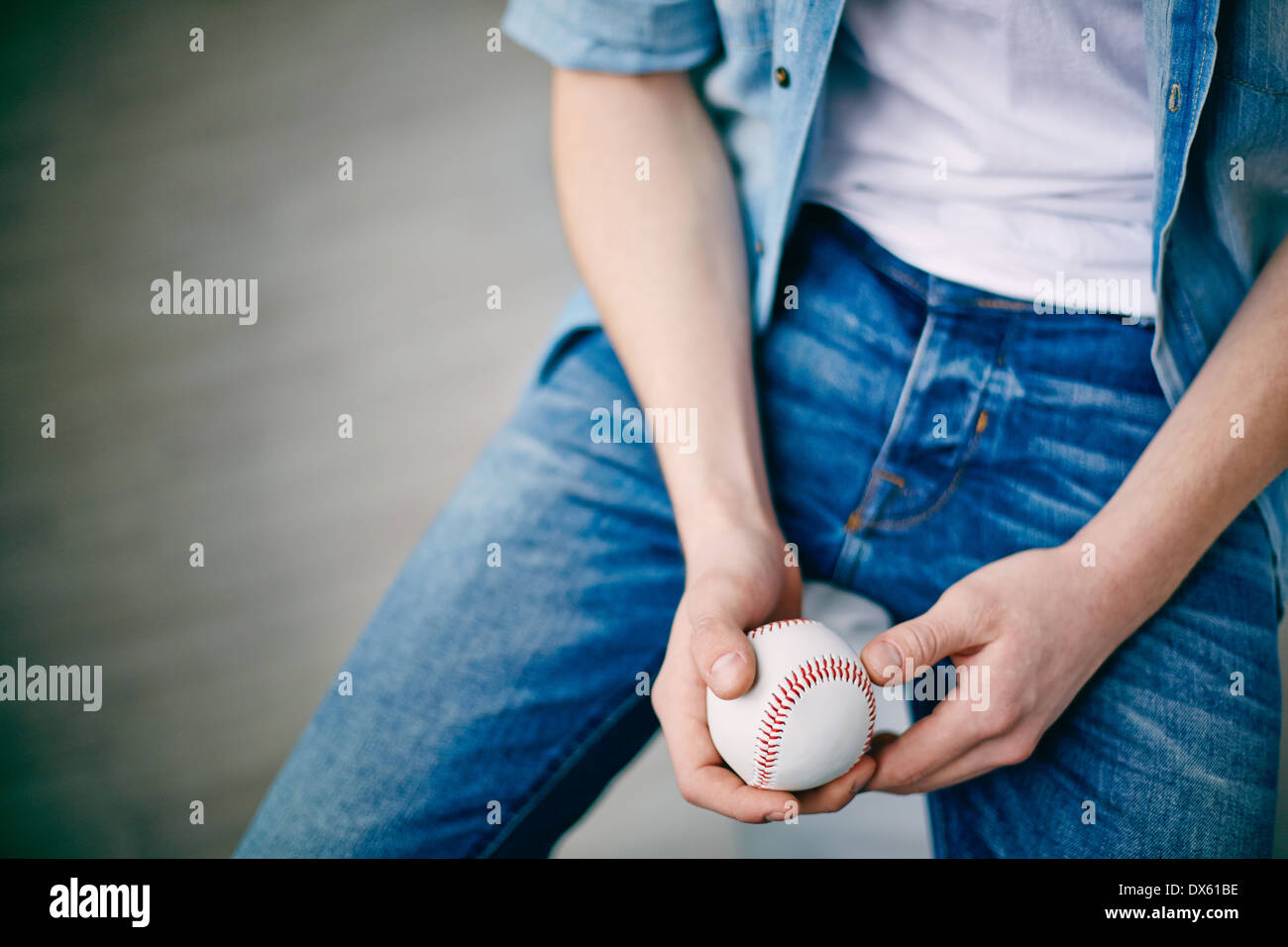 Hands of guy in jeans holding tennis ball Stock Photo - Alamy