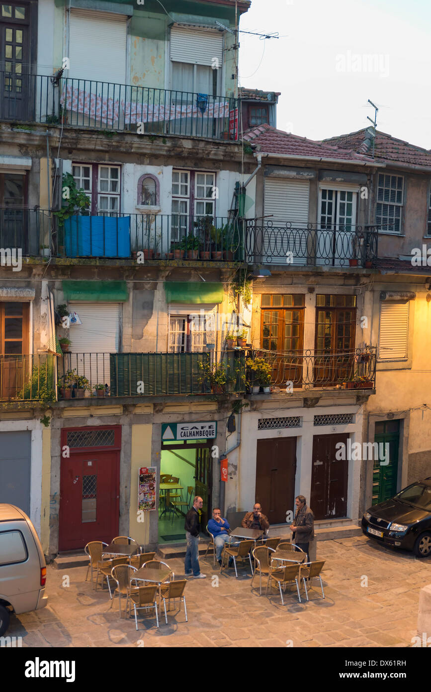 Old men talking at a bar hi-res stock photography and images - Alamy