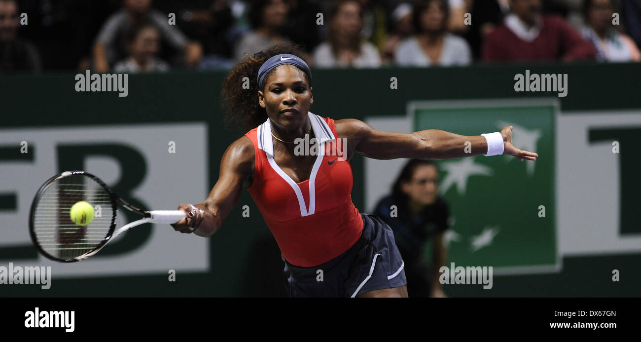 Serena Williams wins her third WTA Championships title with a 6-4 6-3 ...