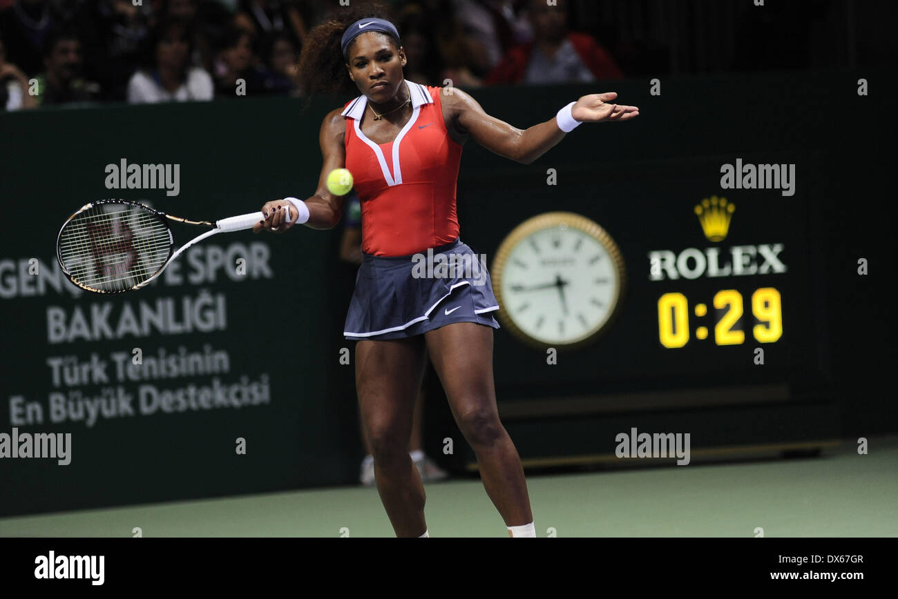 Serena Williams wins her third WTA Championships title with a 6-4 6-3 ...