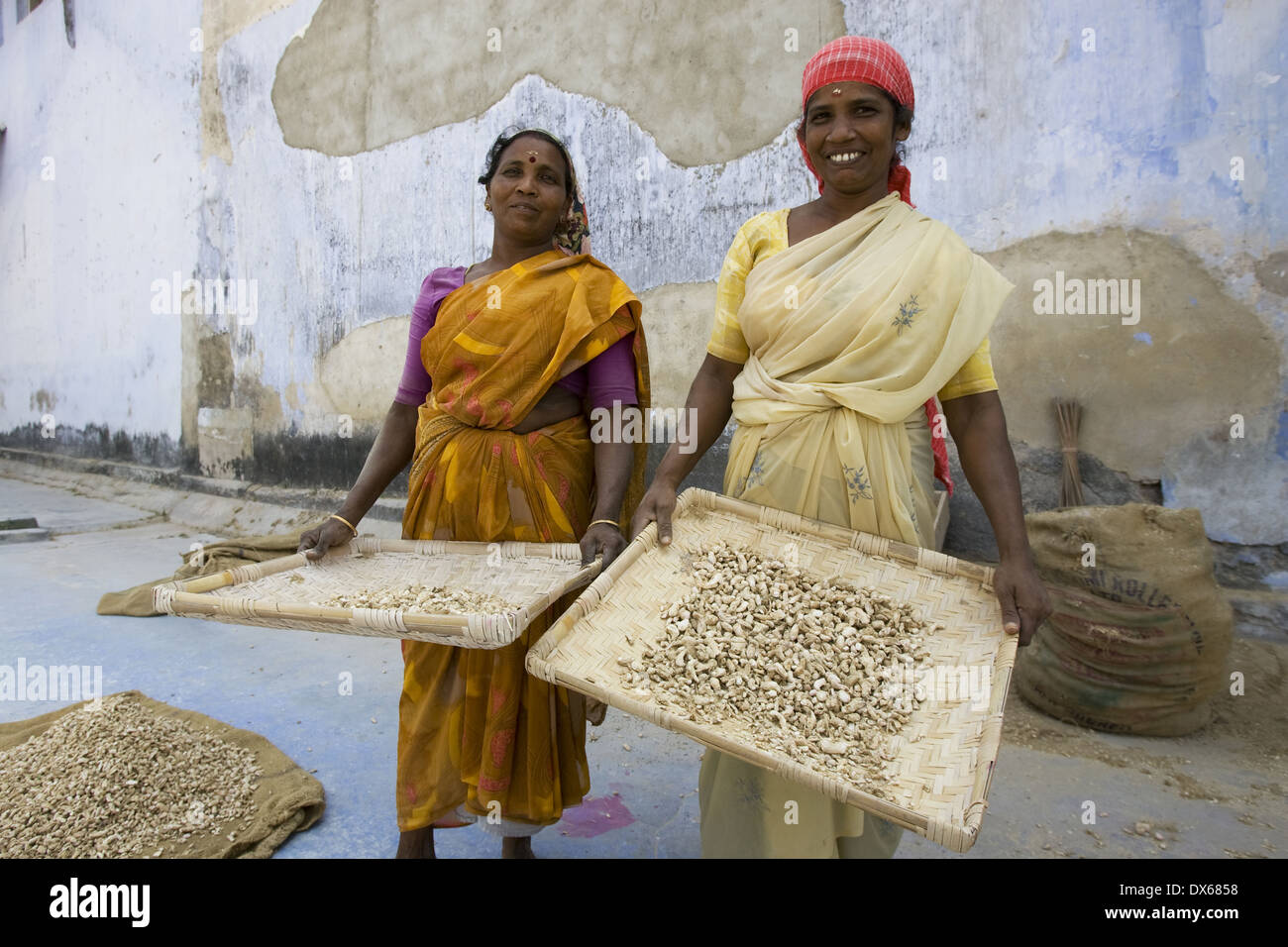 Sari factory kerala hi-res stock photography and images - Alamy