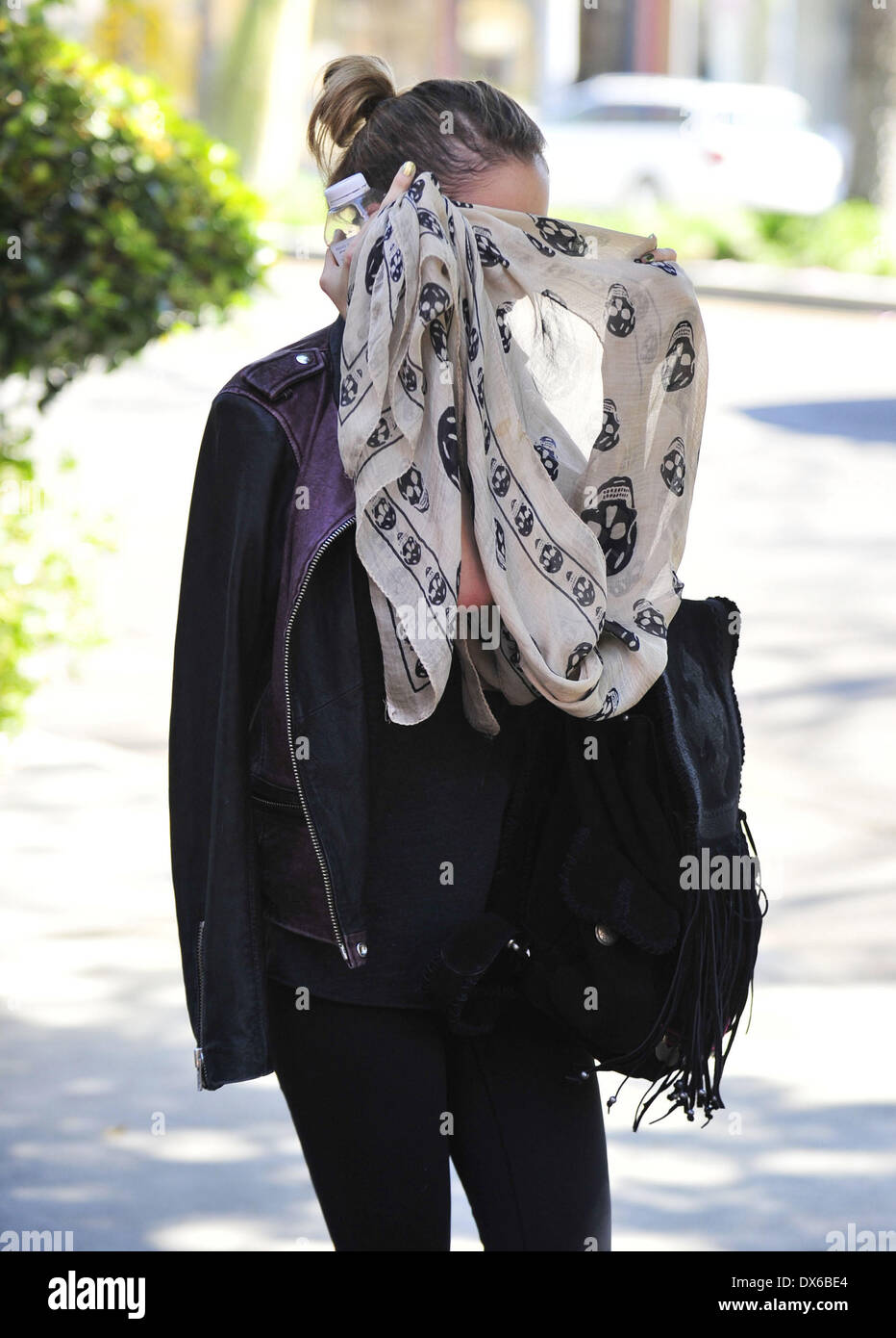 Nicole Richie hides behind her skull motif scarf after a 2 hour workout ...