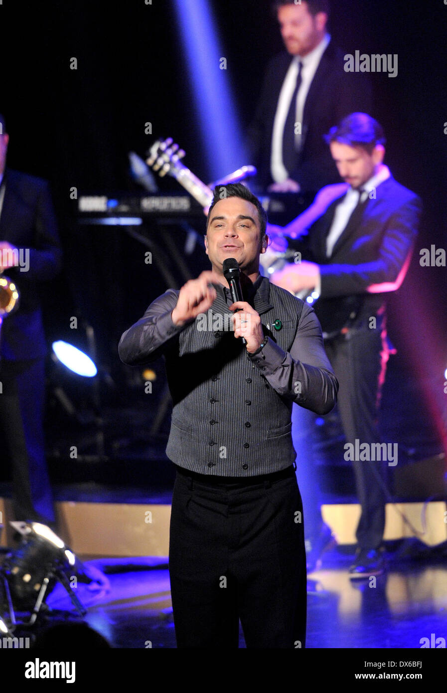 Robbie Williams performs on Scandinavian primetime talkshow 'Skavlan ...