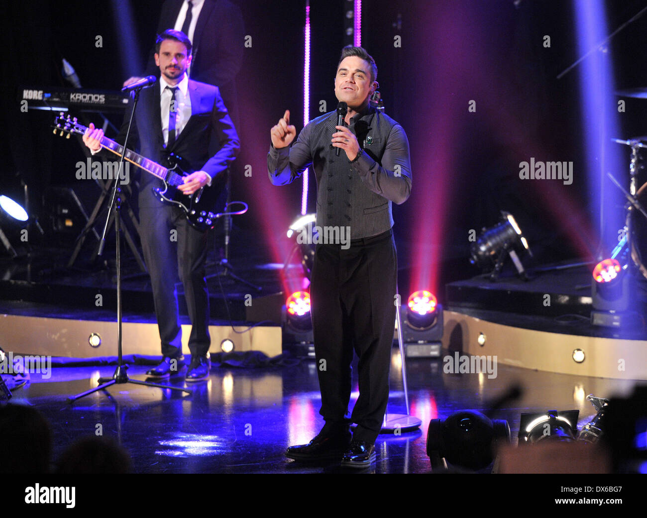 Robbie Williams performs on Scandinavian primetime talkshow 'Skavlan ...
