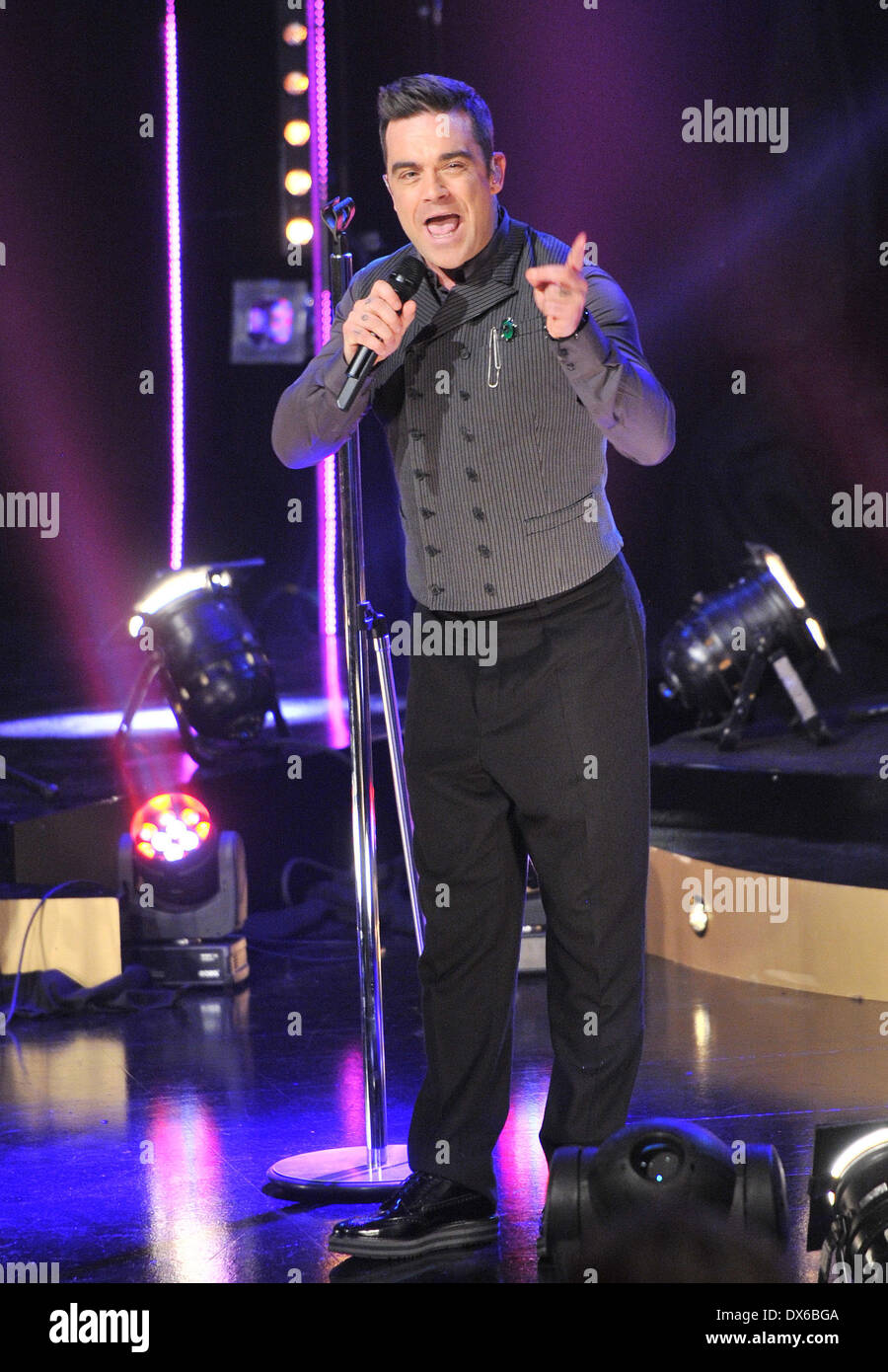Robbie Williams performs on Scandinavian primetime talkshow 'Skavlan ...