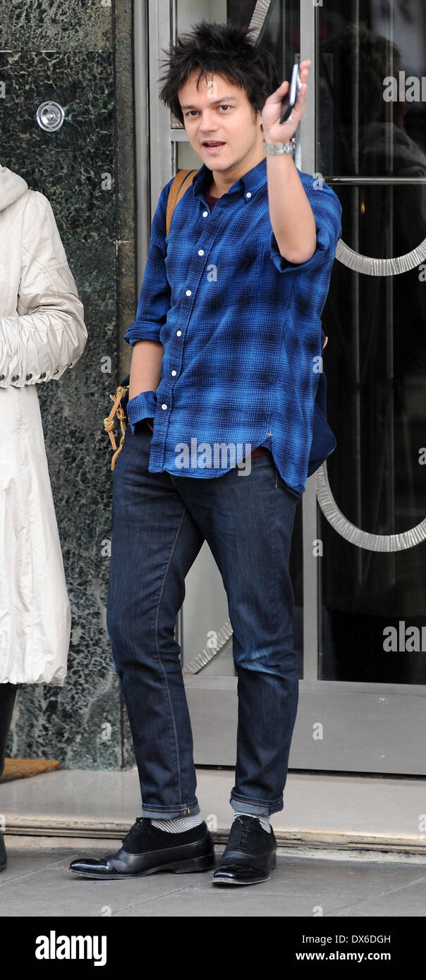 Jamie Cullum outside Claridge's hotel London, England - 01.11.12 ...