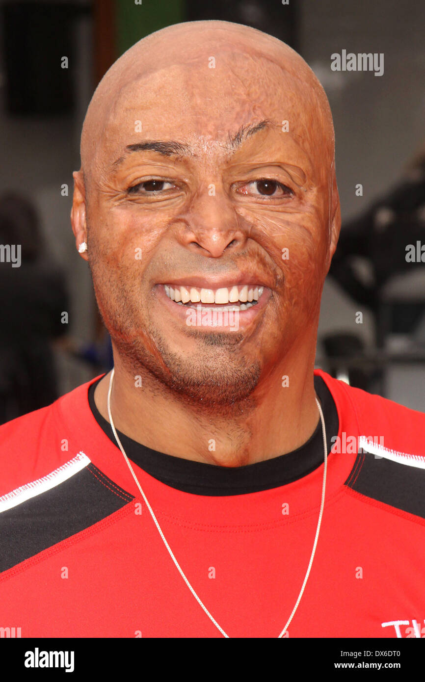 J.R. Martinez from 'Dancing With The Stars' ING New York City Marathon ...