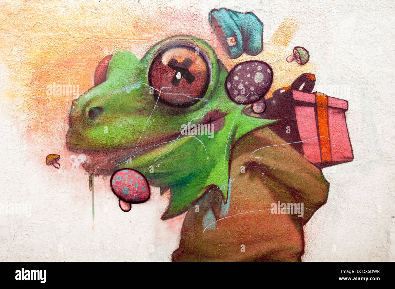 street art, grafitti on a wall in Lagos Portugal, frog Stock Photo - Alamy