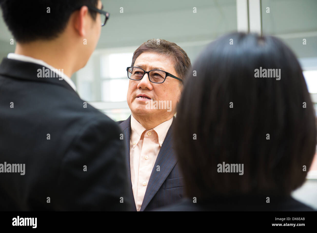 Japanese group discussion hi-res stock photography and images - Alamy