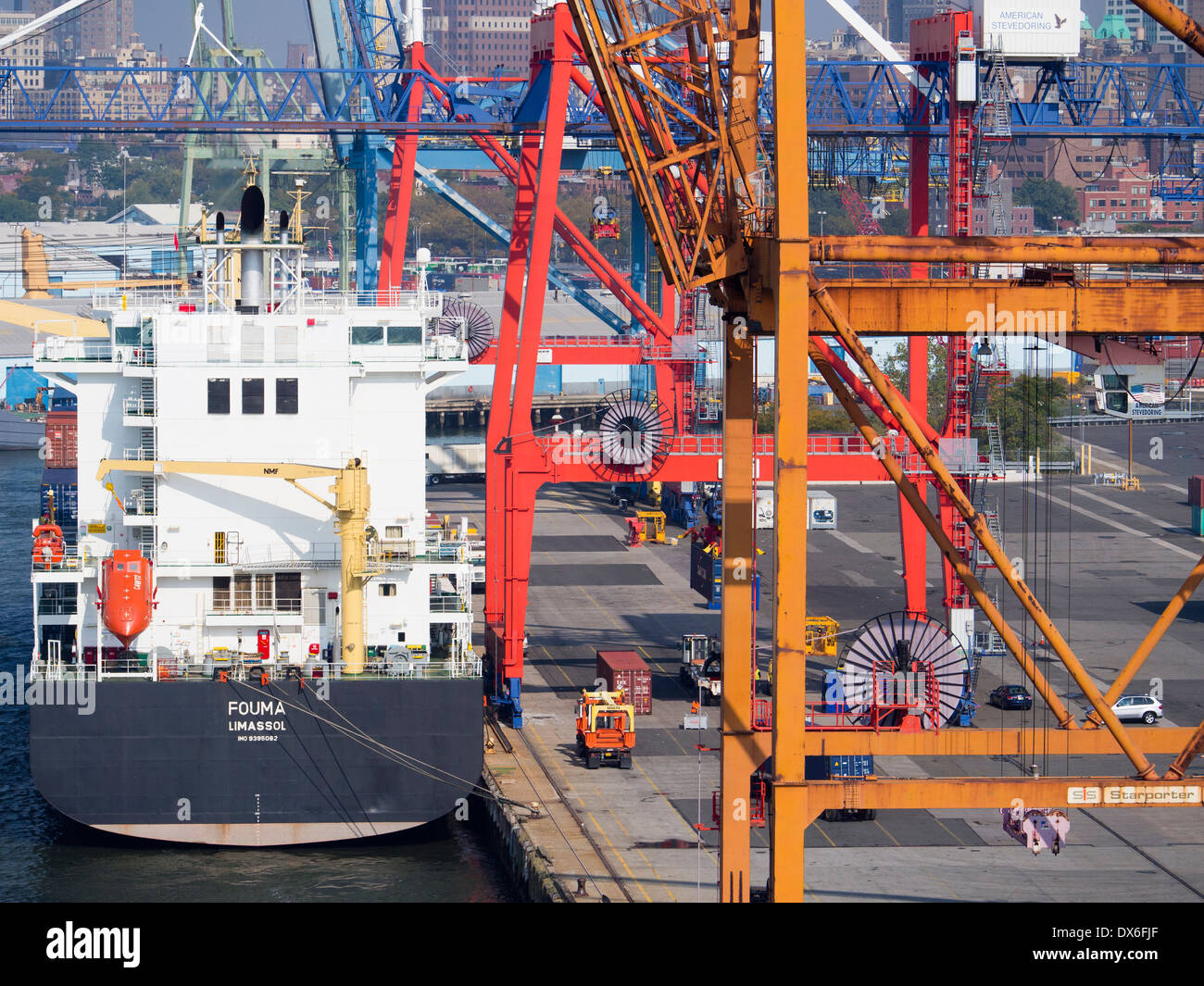 Unloading containers hi-res stock photography and images - Alamy