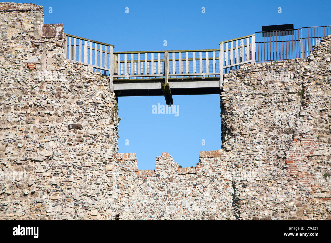 The curtain wall and ramparts of framlingham castle hi-res stock ...