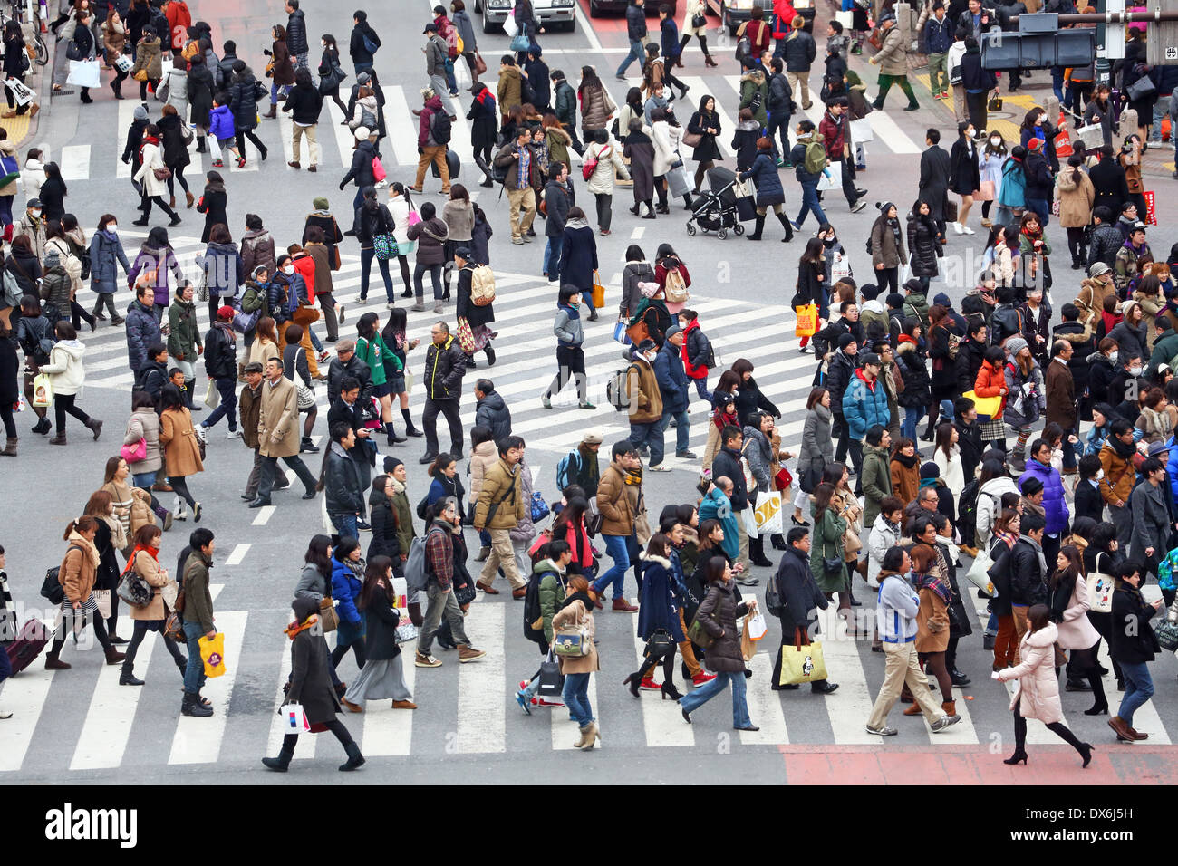 Crowds of people at rush hour crossing pedestrian crossings in Shibuya ...