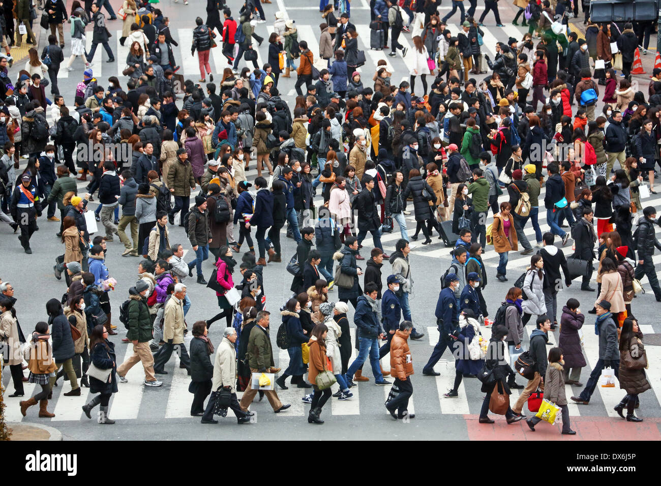 Crowds of people at rush hour crossing pedestrian crossings in Shibuya ...