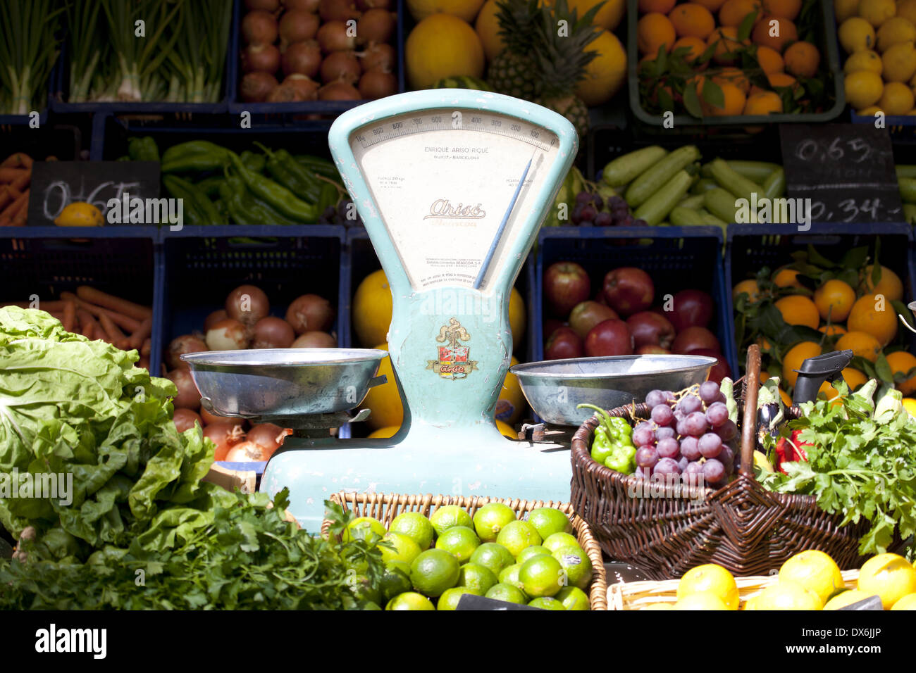 Scales in a fruit market stall Stock Photo - Alamy