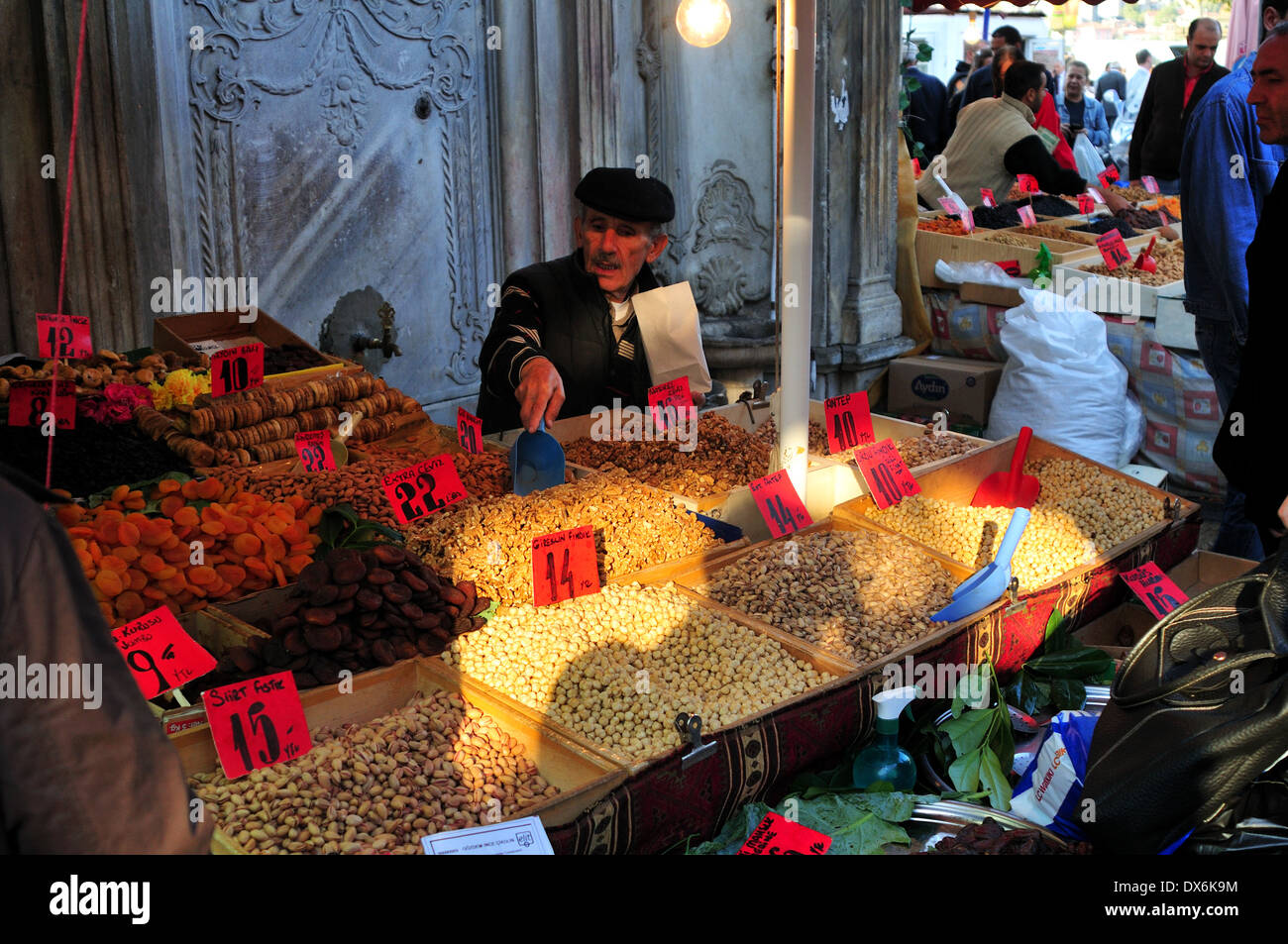 Covered open market hi-res stock photography and images - Alamy
