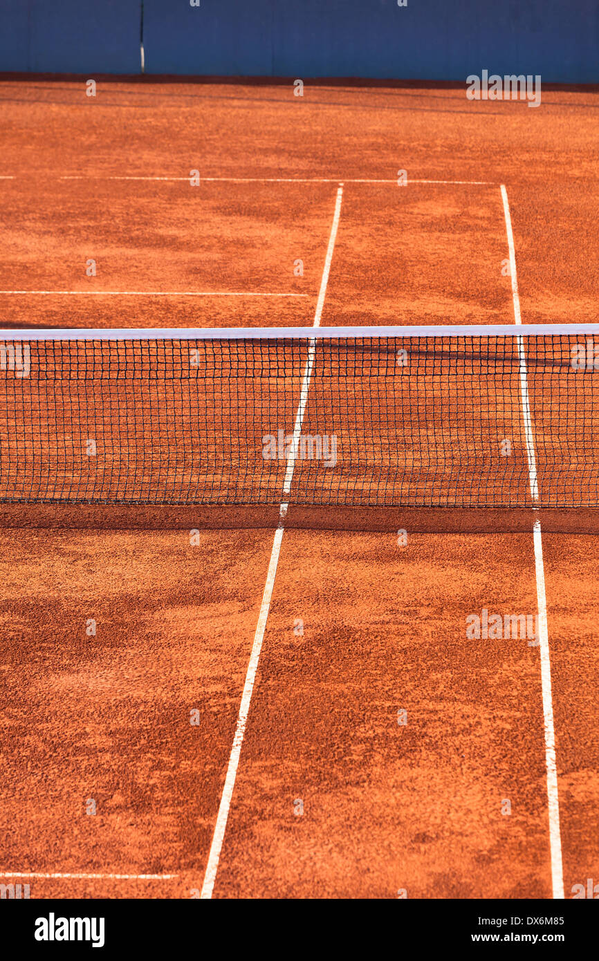 Empty Clay Tennis Court and Net. Vertical shot Stock Photo - Alamy